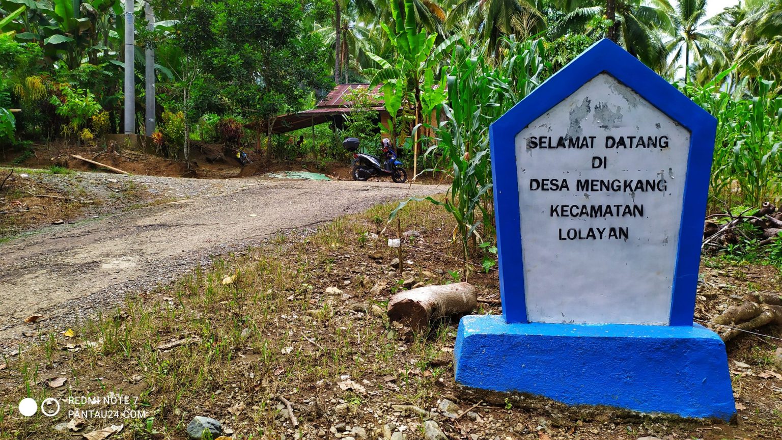Tugu batas Desa Mengkang dari arah Desa Mopusi - Memantau Segalanya