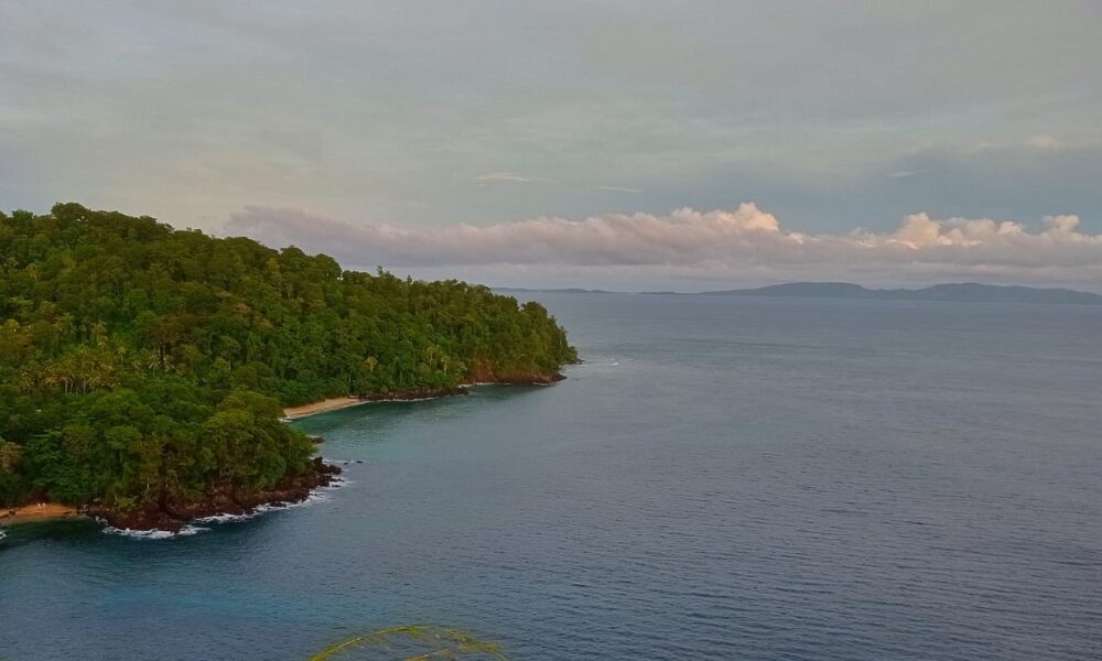 Menjelajahi keindahan Pantai Pulisan dan bukit savana Likupang ...